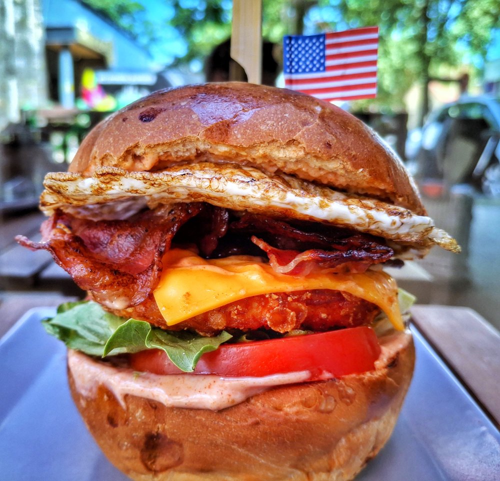 Napos csibe Pipi Burger | F.R.I.E.N.D.S. Cafe&Bar